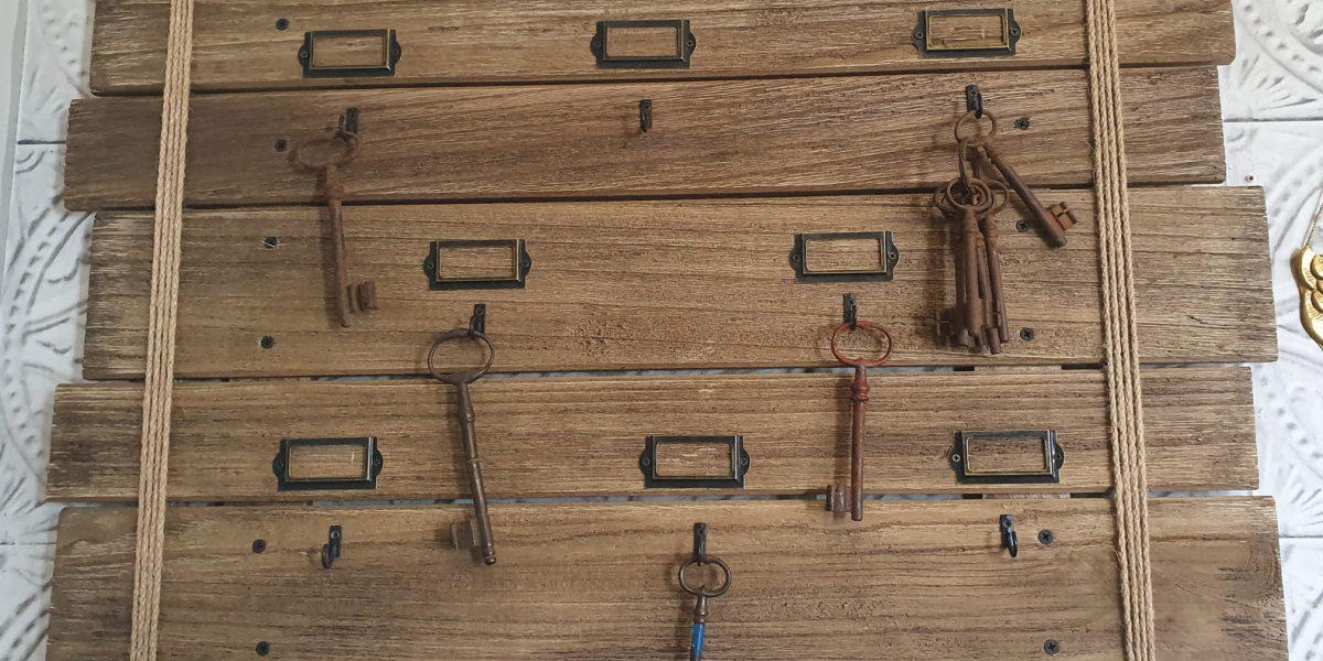 Tableau à clefs vintage en sapin et métal avec écriteau métal | À ...